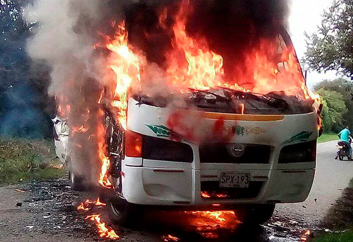 Quema de bus en el Cauca habría sido realizada por su propietario | HOY ...