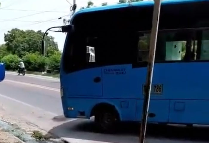 EN VIDEO: Encapuchados interceptaron un bus y le prendieron fuego en la ...